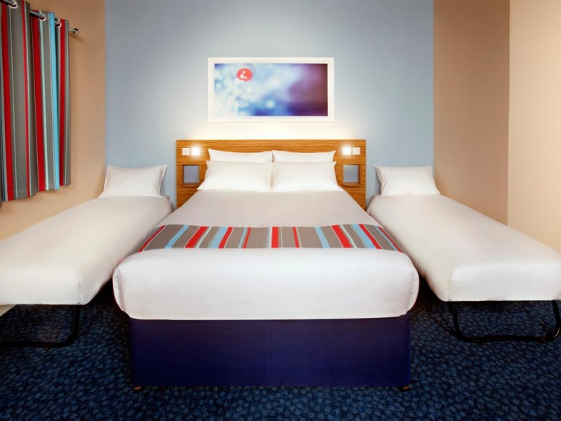 Travelodge Gatwick Airport Central | Hotel With Parking at Gatwick with ...